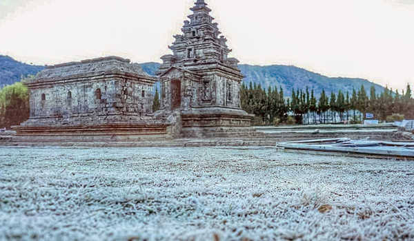 Fenomena Embun Es di Dieng - PENJURU.ID