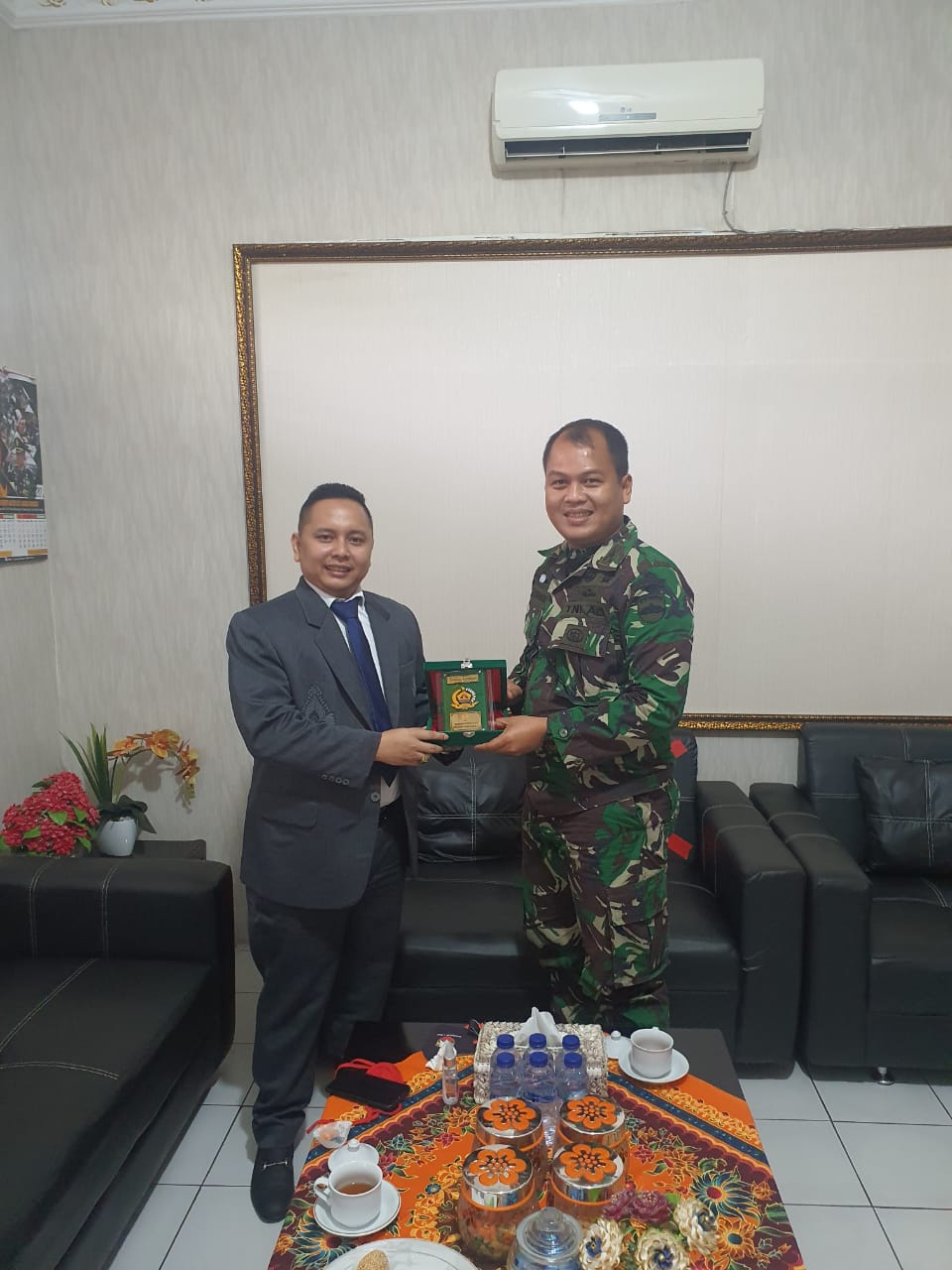 Komandan Kodim 0212/Tapanuli Selatan, Letkol Inf Rooy Chandra Sihombing ...