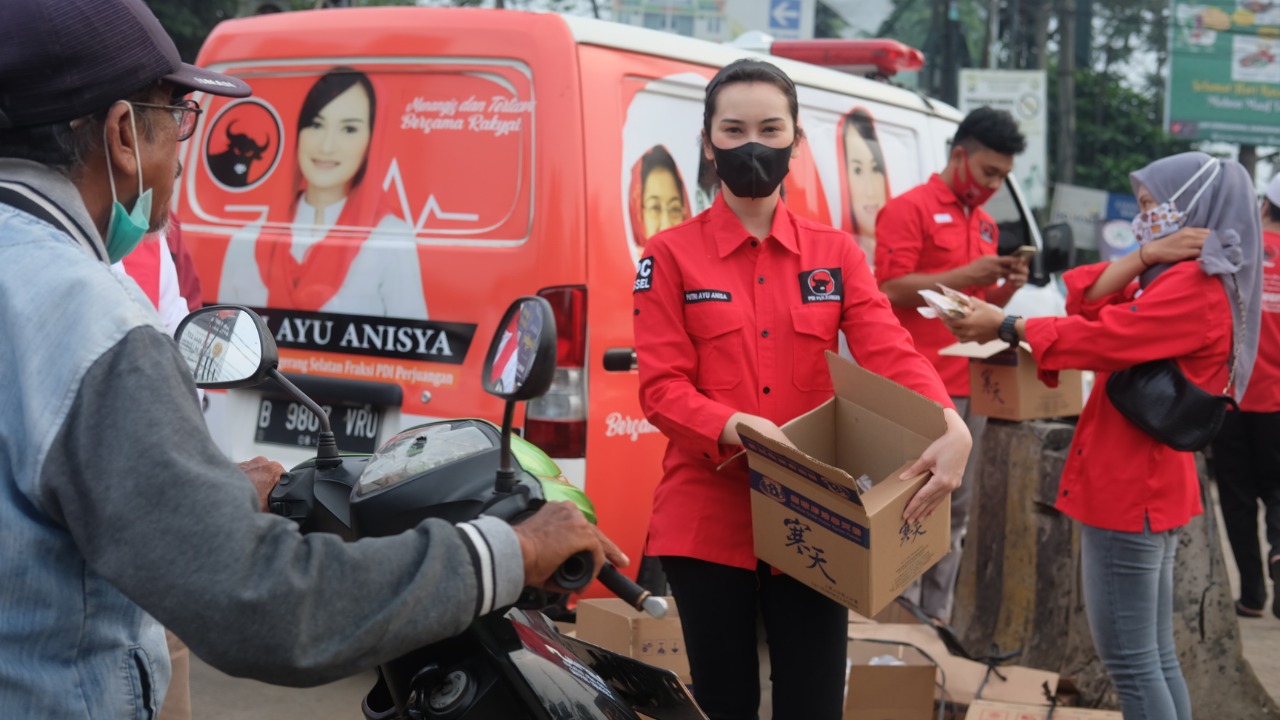 Politisi muda PDIP turun langsung berbagi takjil kepada masyarakat ...