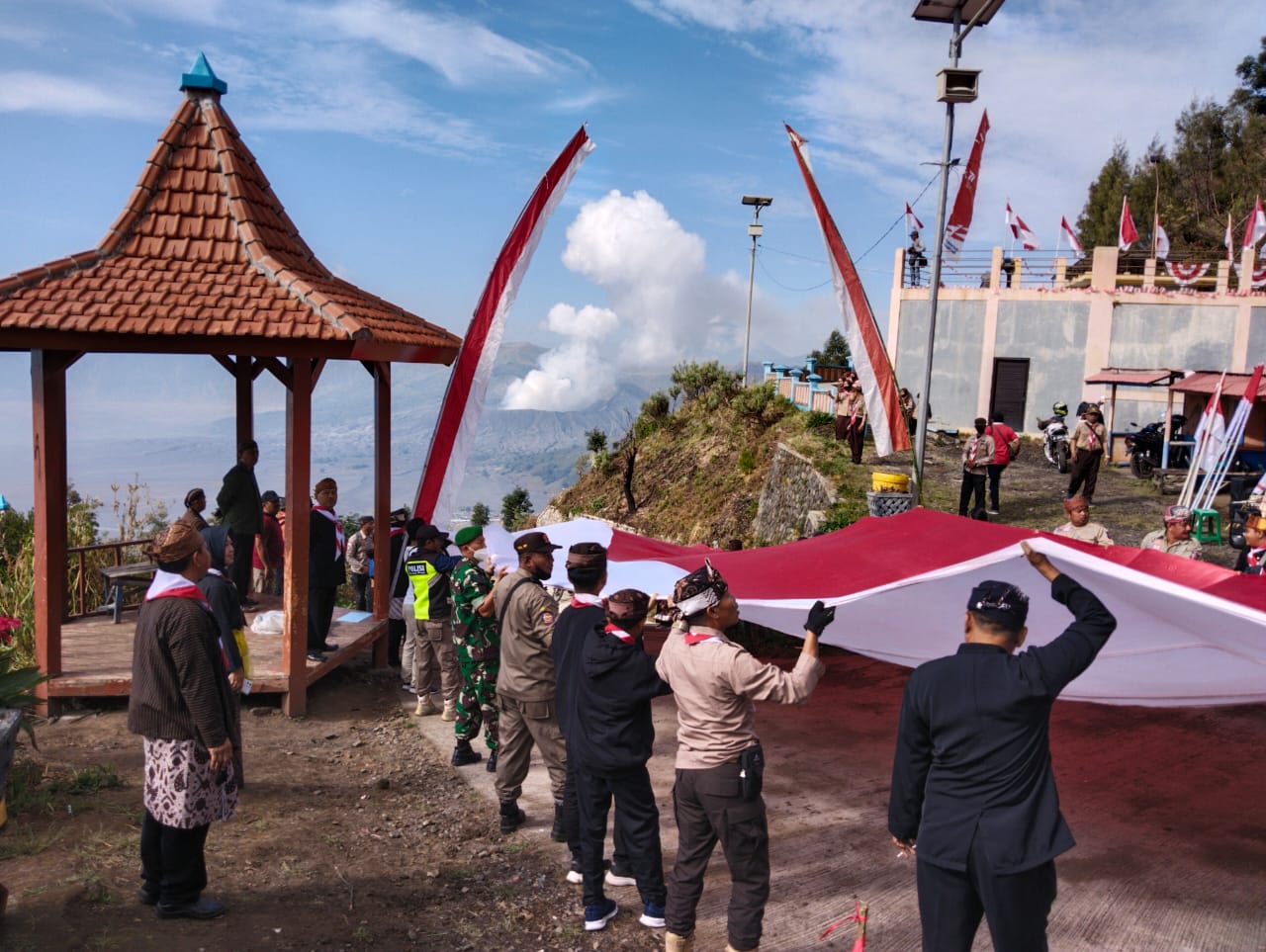 Koramil 0820/08 Sukapura, Kibarkan Bendera Raksasa di Lereng Bromo ...