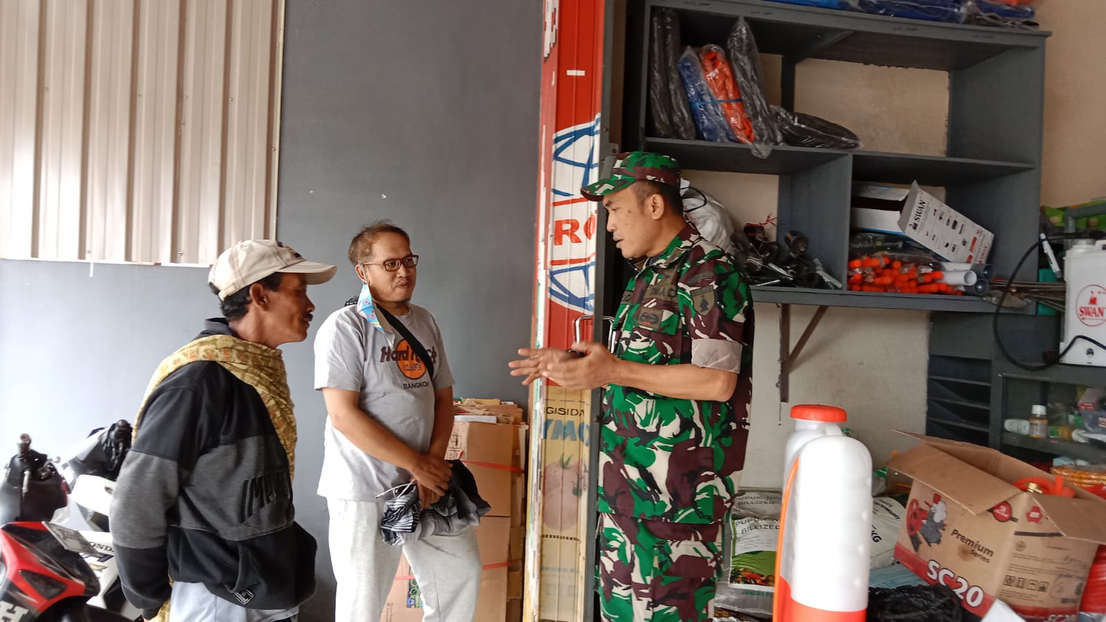 Pupuk Urea Subsidi Langka Anggota Koramil Sukapura Cari Alternatif ...