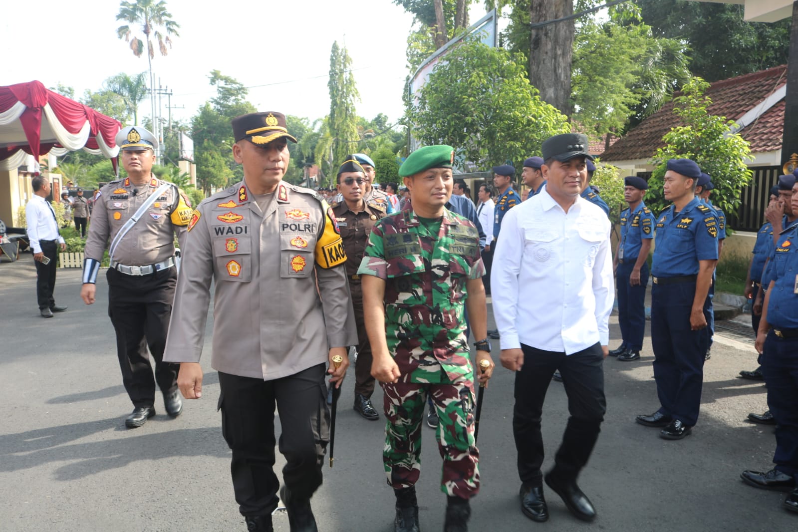 Dandim 0820/Probolinggo Letkol Arm Heri Budiasto Ambil Bagian Apel Gelar Pasukan Operasi Ketupat ...