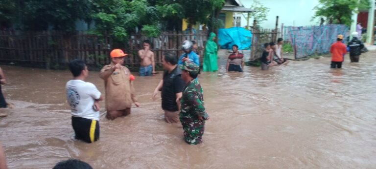 Koramil Tongas Turun Dan Amankan Warga Di Lokasi Banjir Desa Bayeman ...