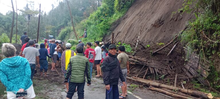 Longsor Hantam Kawasan Jalur Bromo, Lalu Lintas Buka Tutup - PENJURU.ID
