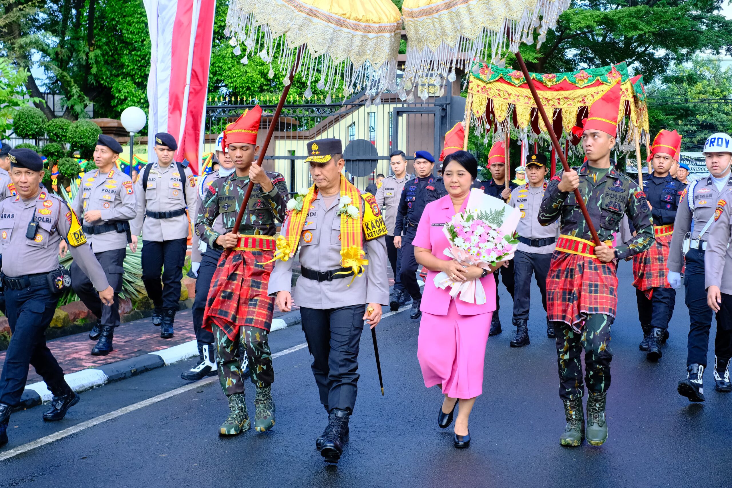 Tradisi Penyambutan Kapolda Sulsel Irjen Pol. Drs Rusdi Hartono, M.Si ...